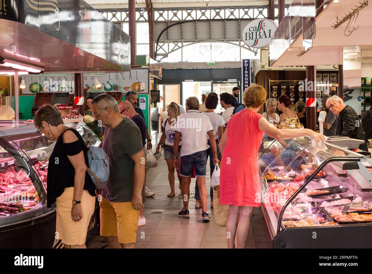 Covered market hall busy crowded hi-res stock photography and images ...