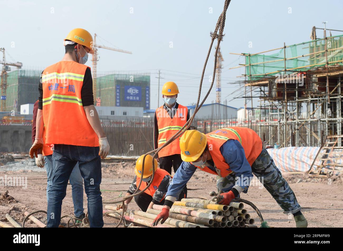 200211 -- CHENGDU, Feb. 11, 2020 -- Worker work at the construction ...