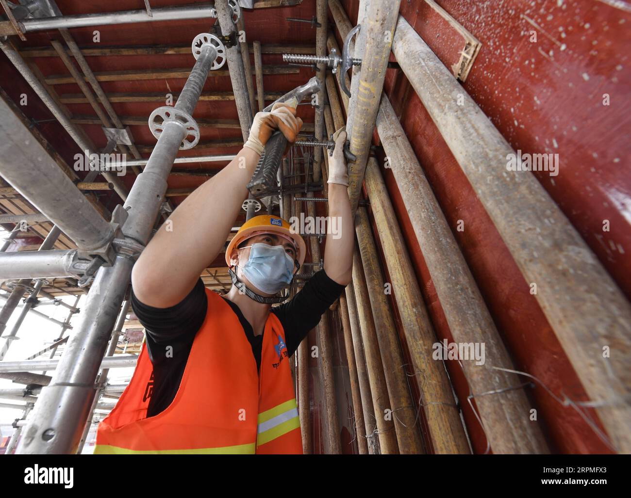 200211 -- CHENGDU, Feb. 11, 2020 -- A worker works at the construction ...