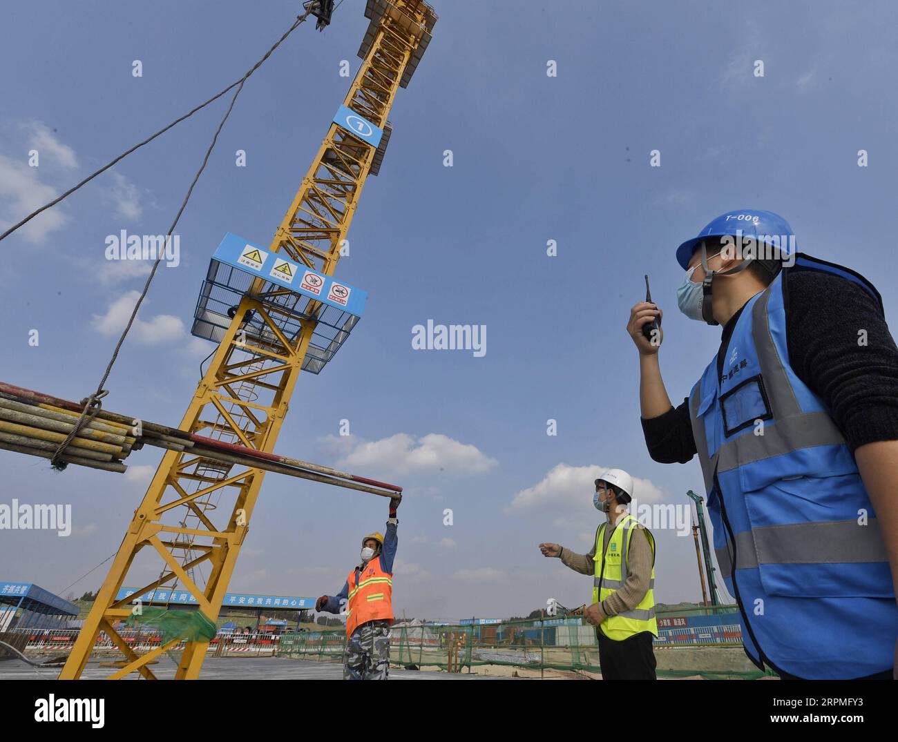 200211 -- CHENGDU, Feb. 11, 2020 -- Workers work at the construction ...