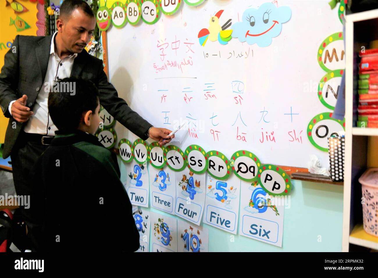 200213 -- SANAA, Feb. 13, 2020 Xinhua -- Yemeni teacher Mohammed al ...