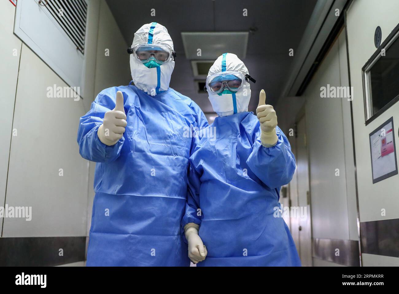 Doctors nurses patients ward hospital hi-res stock photography and ...