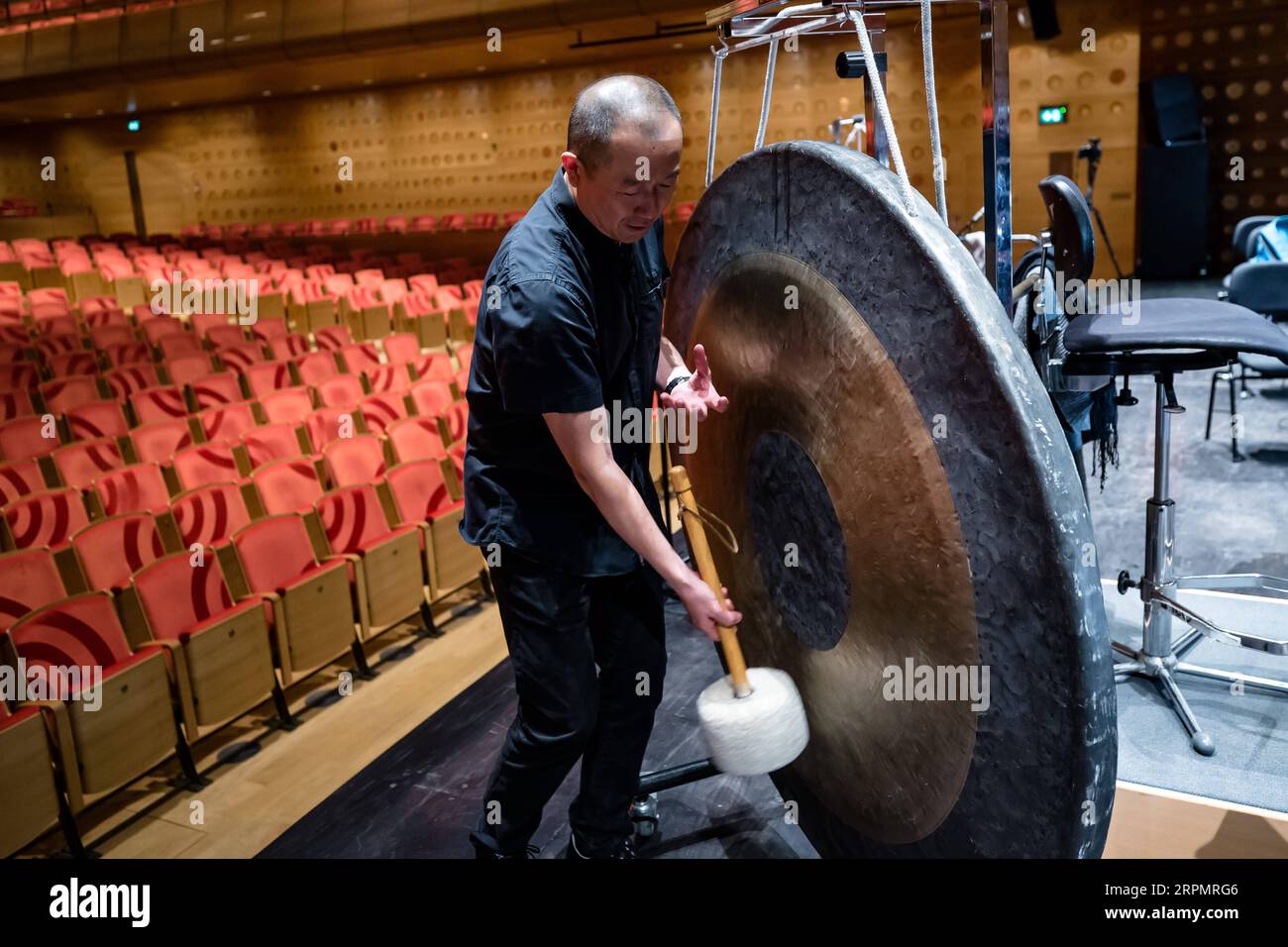 Dun dun instrument hi-res stock photography and images - Alamy