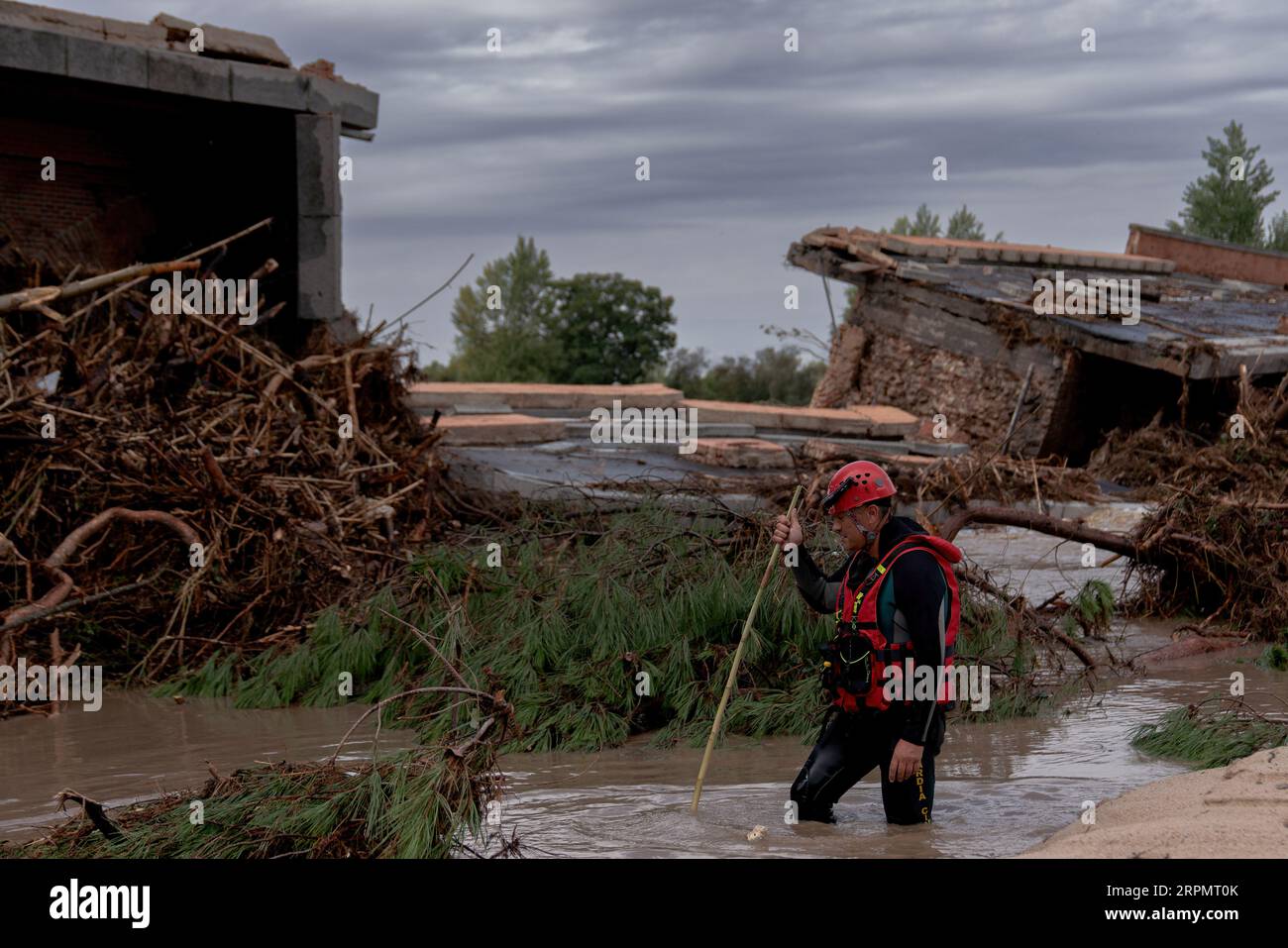 The civil guard team searches for bodies following the collapse of La ...