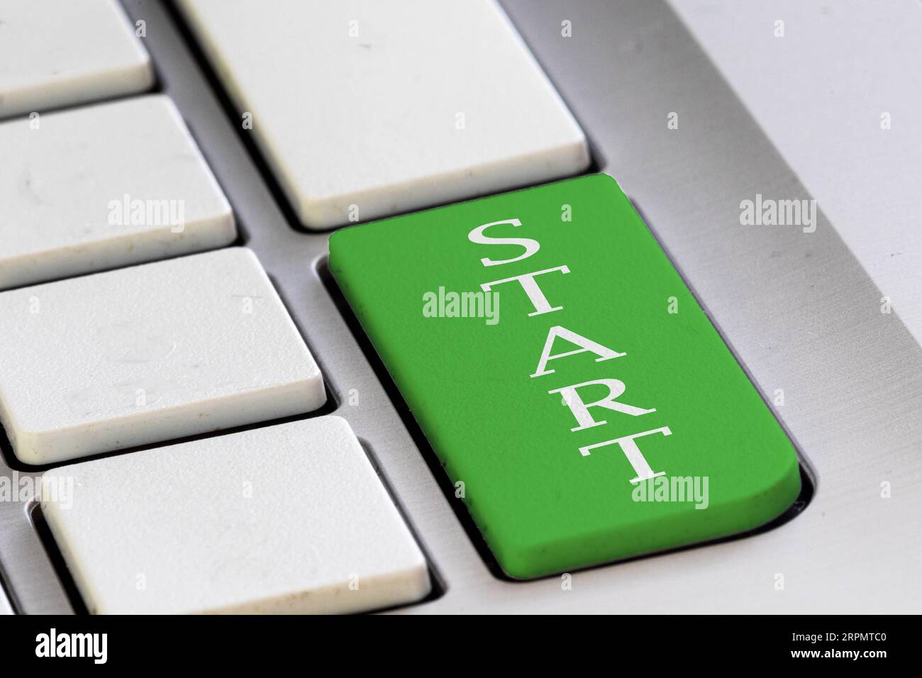 A Green key on a computer keyboard reading START in capital letters ...