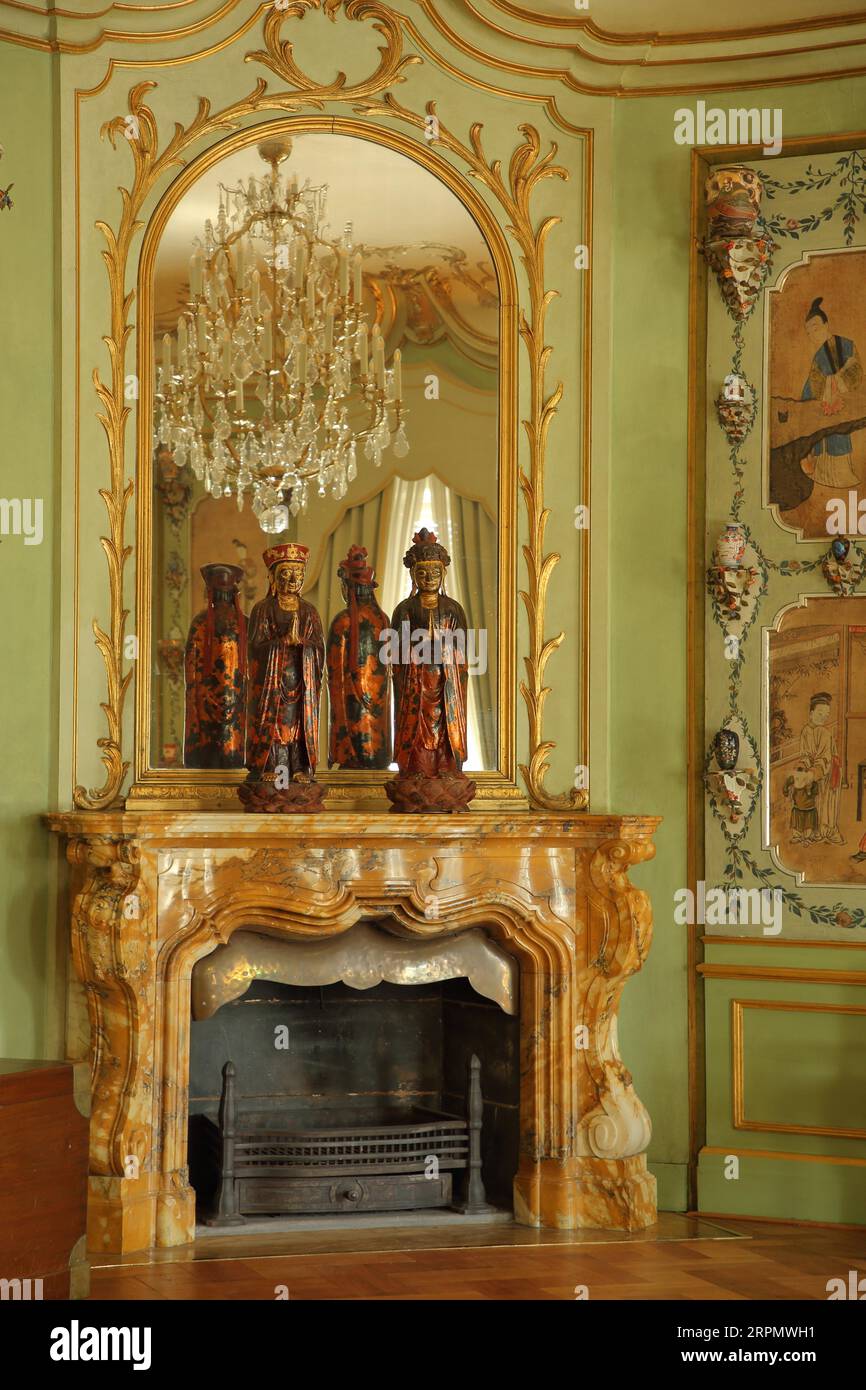 Castle interior fireplace hi-res stock photography and images - Alamy