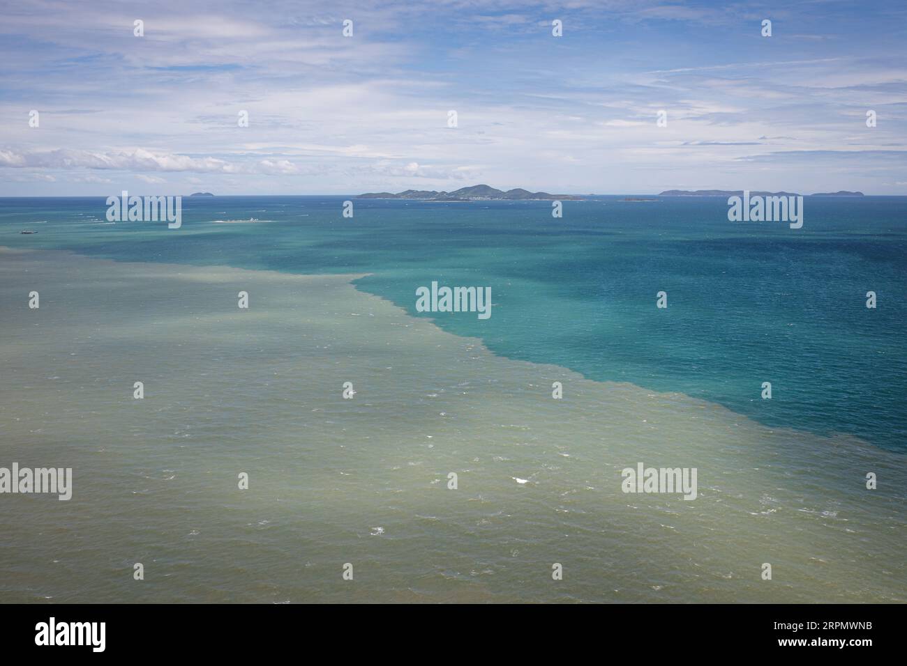 Fresh Water Meets Salt Sea Water Boundary Stock Photo - Alamy Fresh Water Meets Salt Sea Water Boundary Stock Photo - Alamy