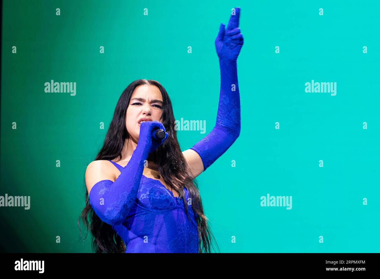 Dua lipa performs 2022 hi-res stock photography and images - Alamy