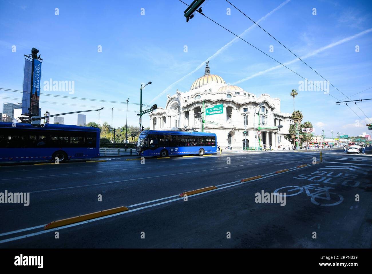 Trolley buses hi-res stock photography and images - Alamy