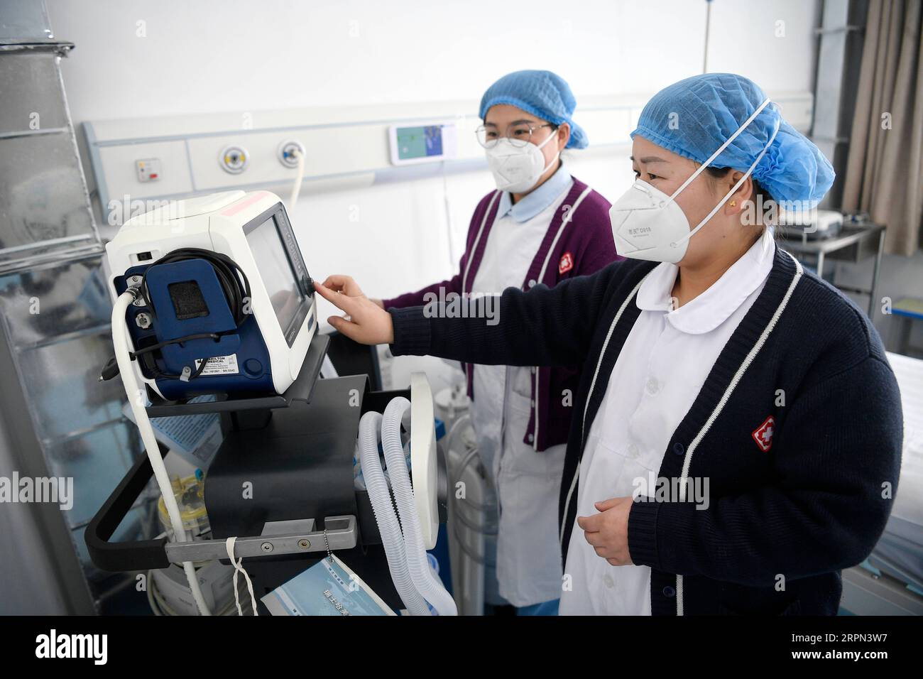 200221 -- YINCHUAN, Feb. 21, 2020 -- Nurses test medical equipment at ...