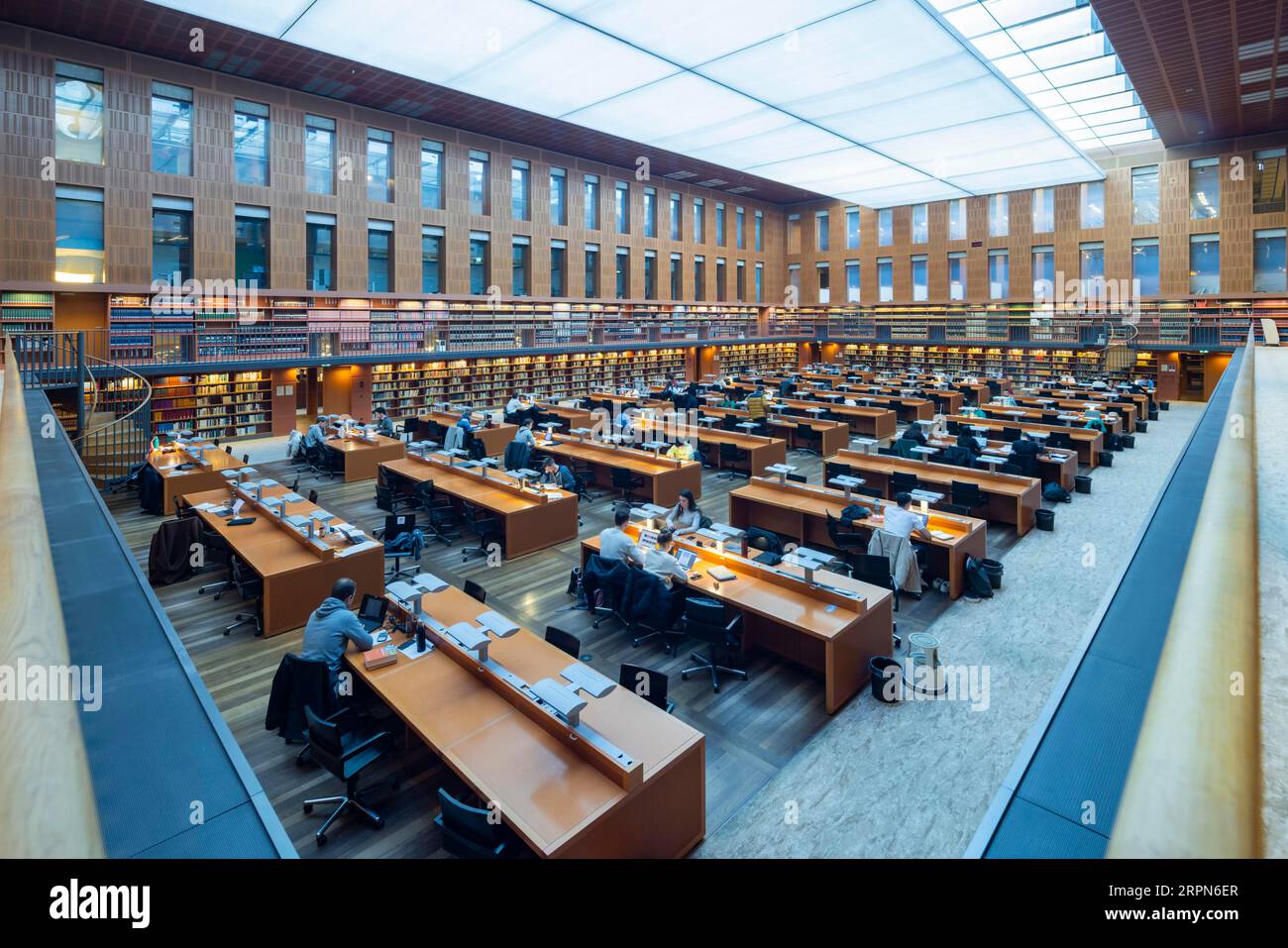 Concrete and glass hi-res stock photography and images - Alamy