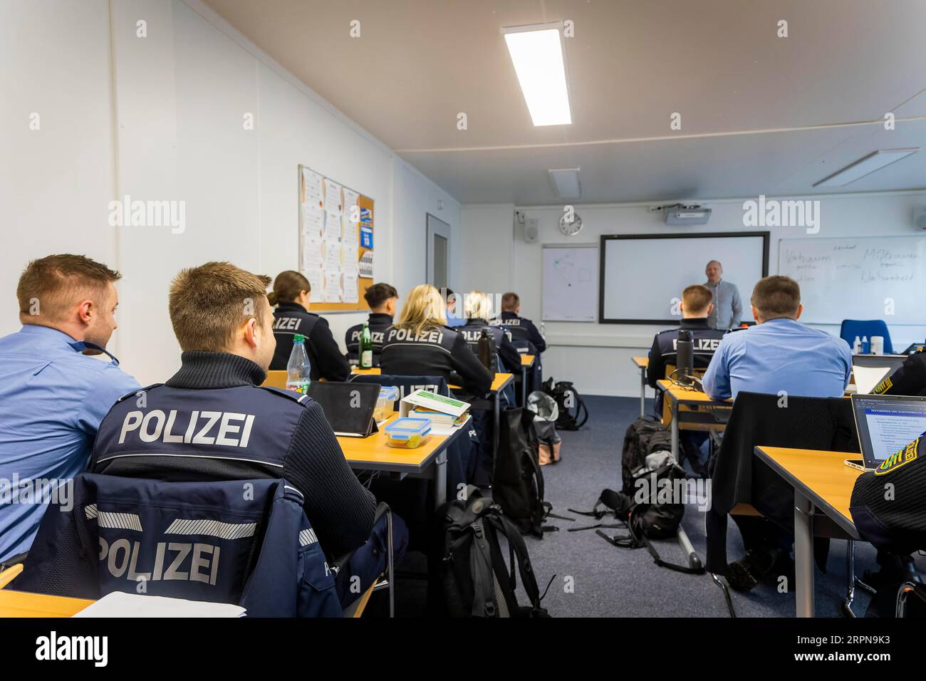School with police protection hi-res stock photography and images - Alamy