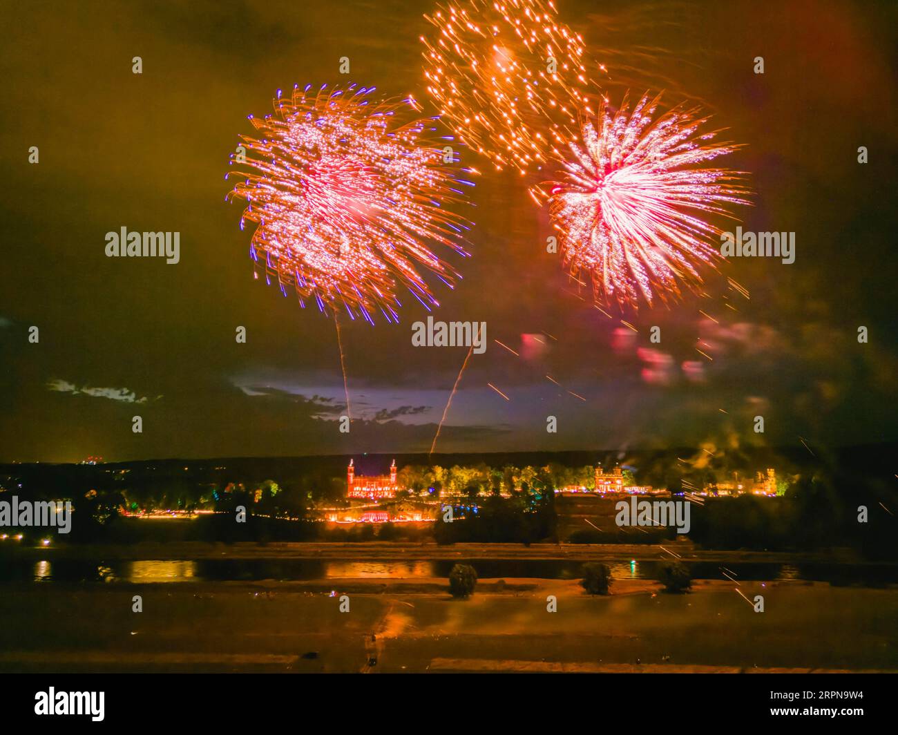 Around the three illuminated Elbe castles in Dresden, over 6000 ...