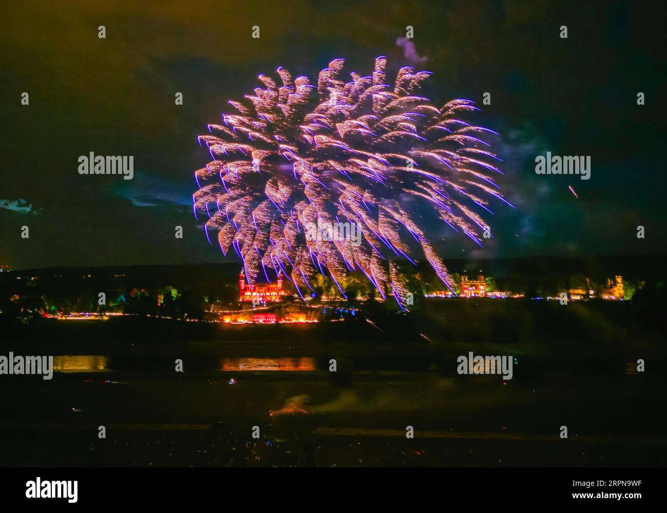 Around the three illuminated Elbe castles in Dresden, over 6000 ...