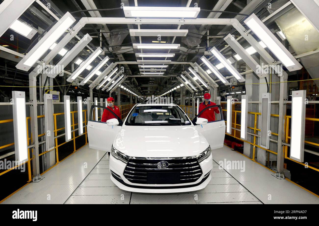 200225 -- XI AN, Feb. 25, 2020 -- Workers work on the assembly line at ...
