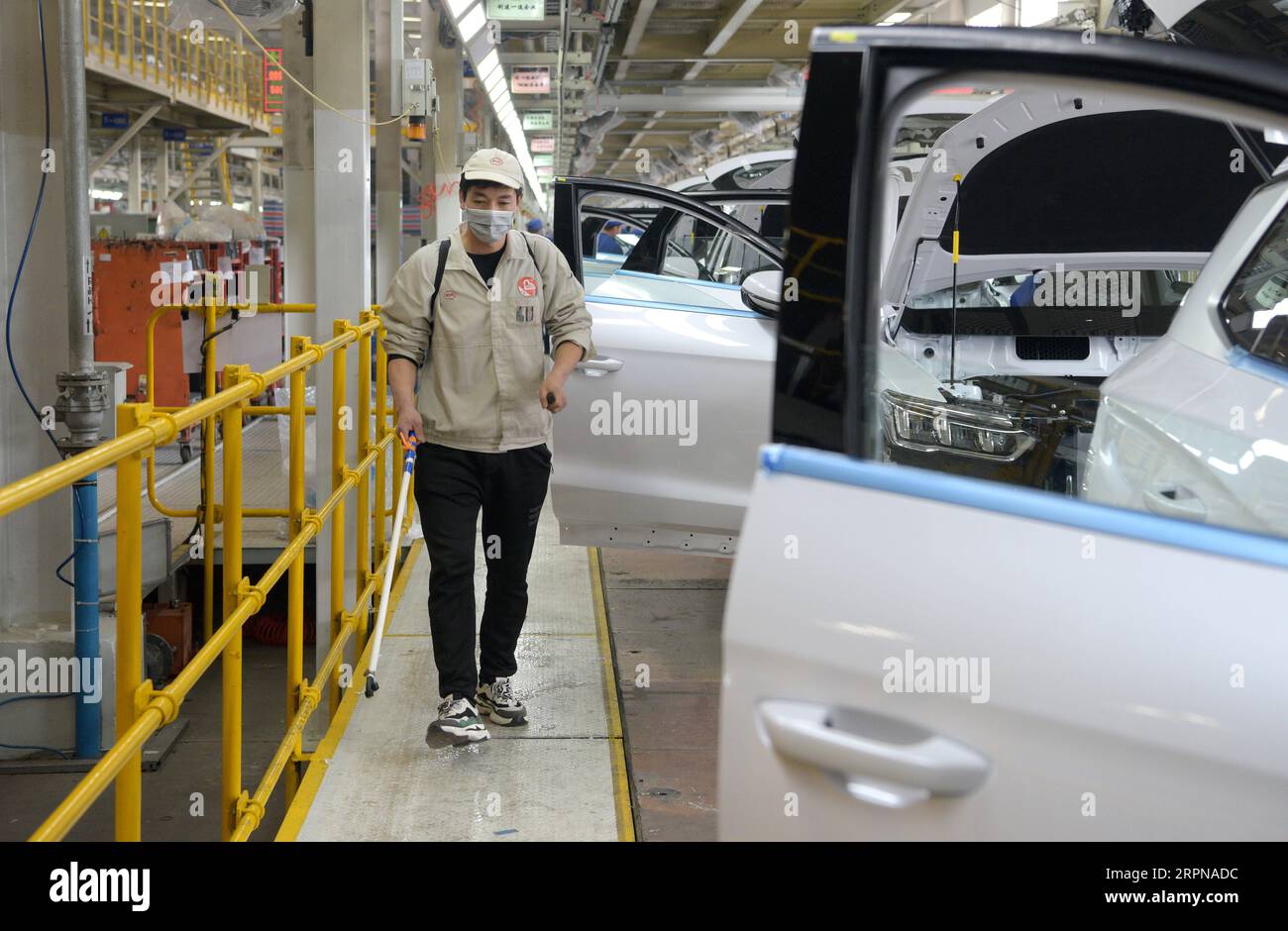 China vehicle assembly line hi-res stock photography and images - Alamy