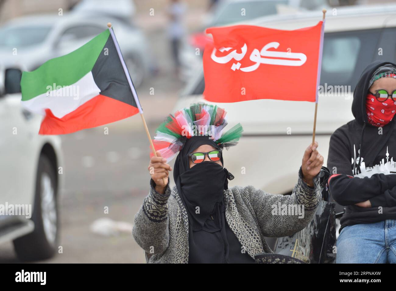 200225 -- KUWAIT CITY, Feb. 25, 2020 Xinhua -- A woman holds flags to ...