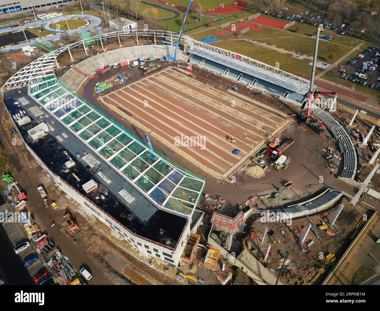 Assembly of the 105-metre-long light ring girder above the north stand ...