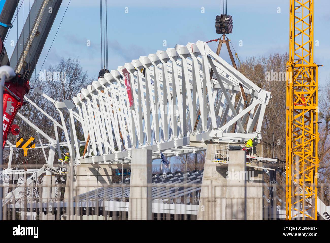 Assembly of the 105-metre-long light ring girder above the north stand ...