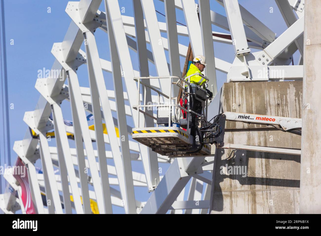 Assembly of the 105-metre-long light ring girder above the north stand ...