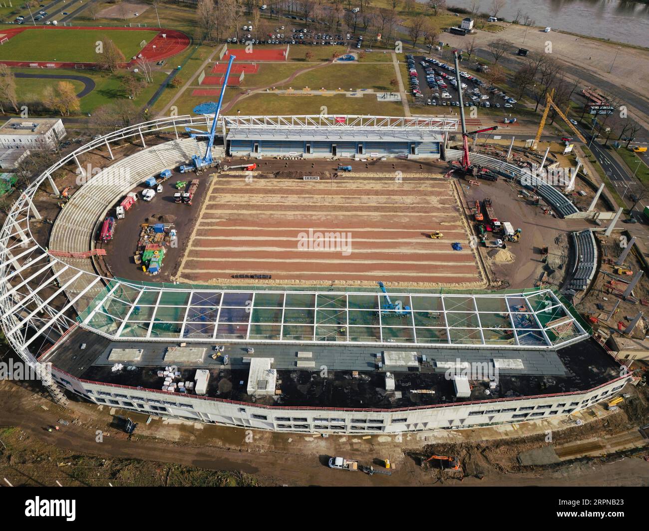 Assembly of the 105-metre-long light ring girder above the north stand ...