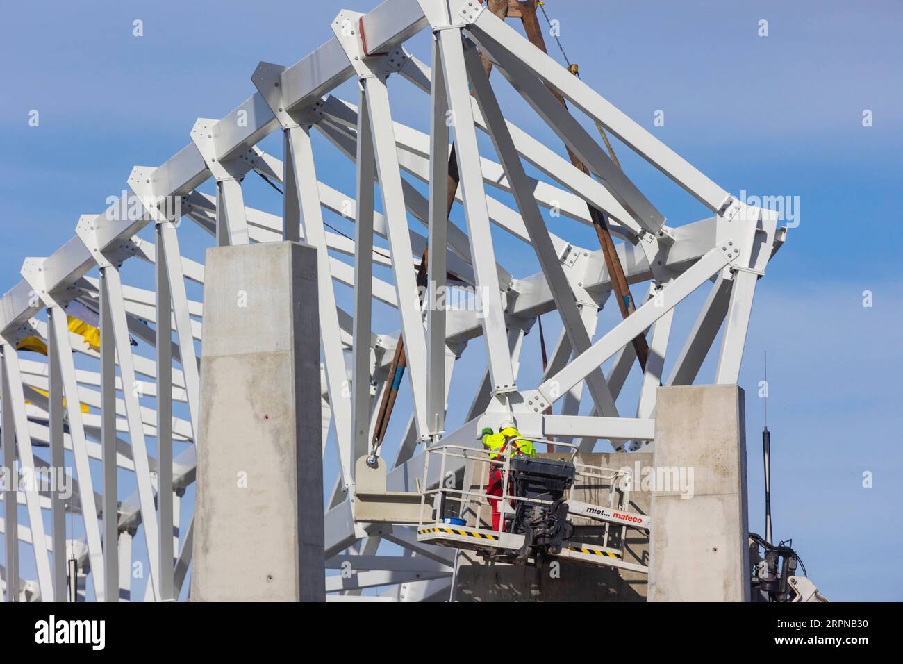 Assembly of the 105-metre-long light ring girder above the north stand ...
