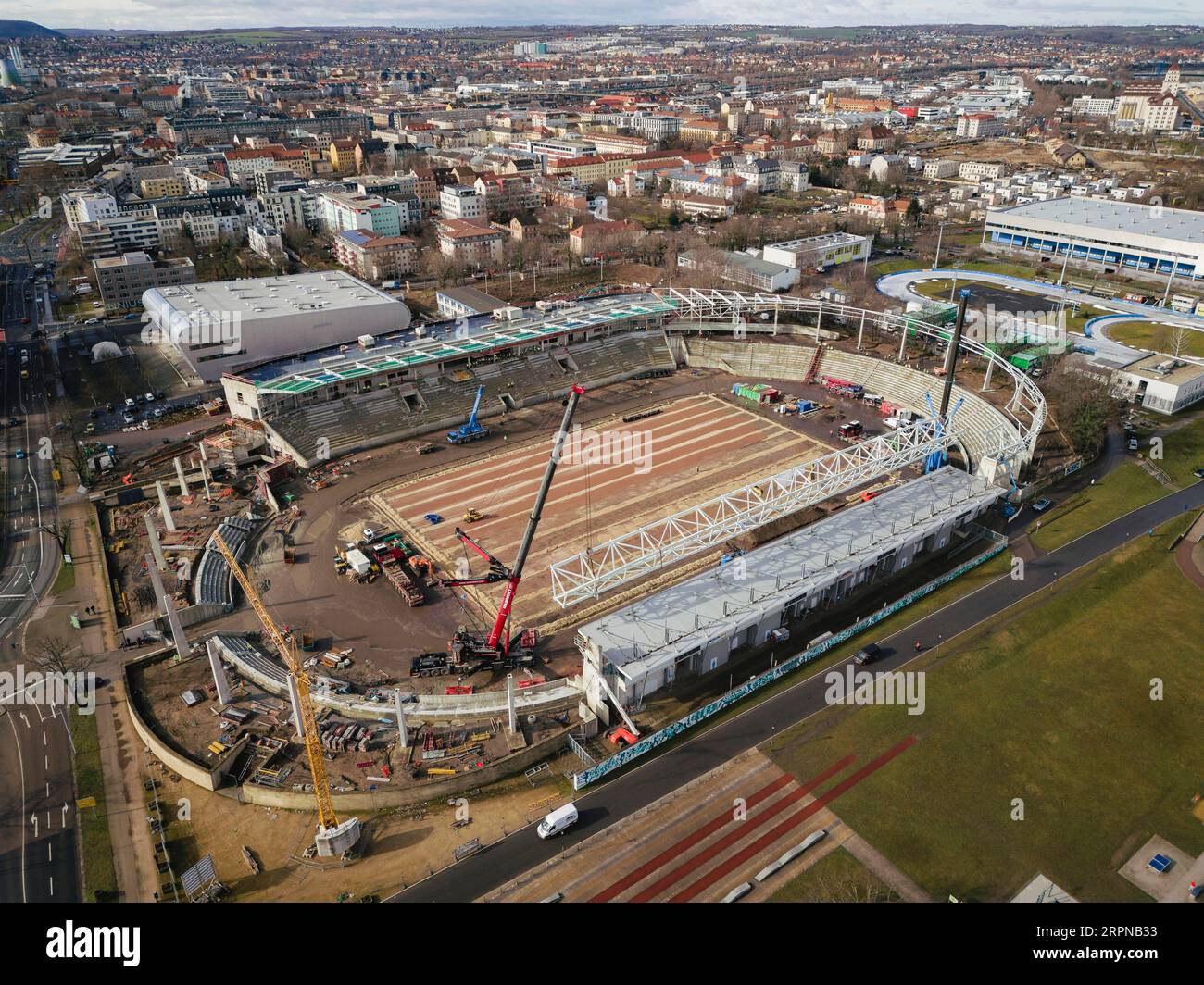 Assembly of the 105-metre-long light ring girder above the north stand ...