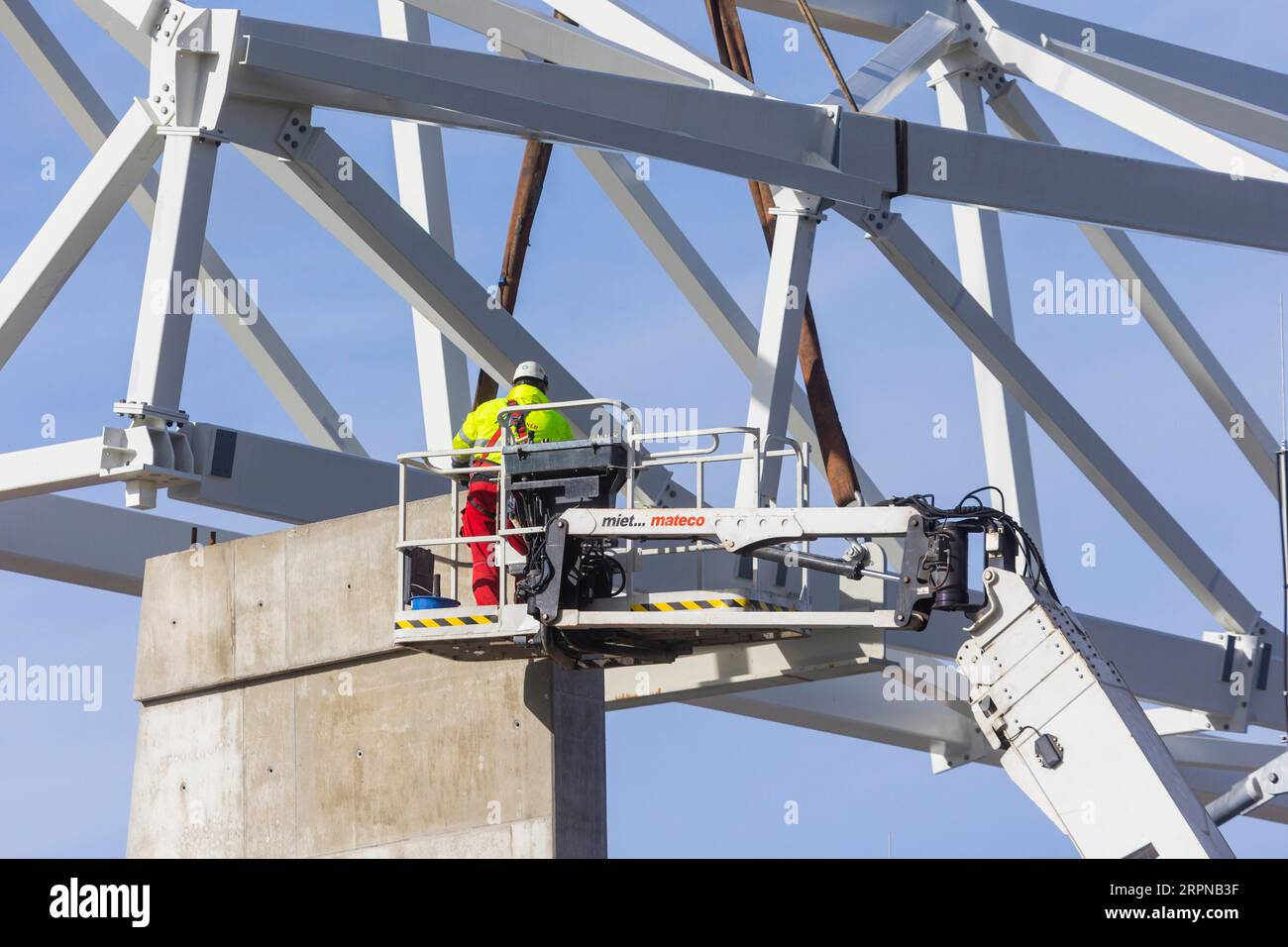 Assembly of the 105-metre-long light ring girder above the north stand ...
