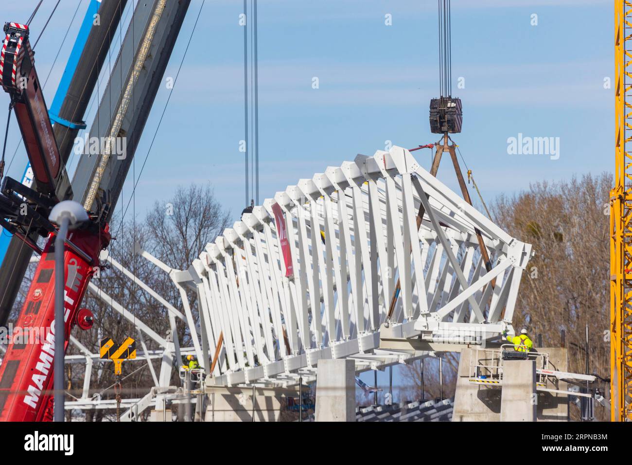 Assembly of the 105-metre-long light ring girder above the north stand ...