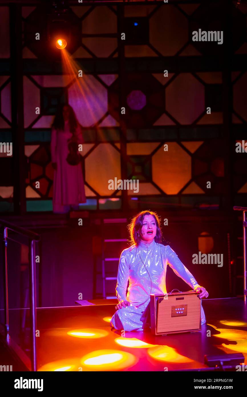 IMMERSION | THE MEDIA-PERFORMATIVE EXPERIENCE Stock Photo - Alamy