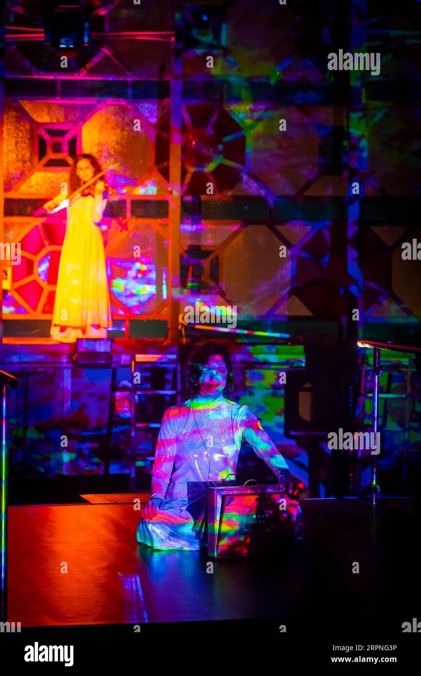 IMMERSION | THE MEDIA-PERFORMATIVE EXPERIENCE Stock Photo - Alamy