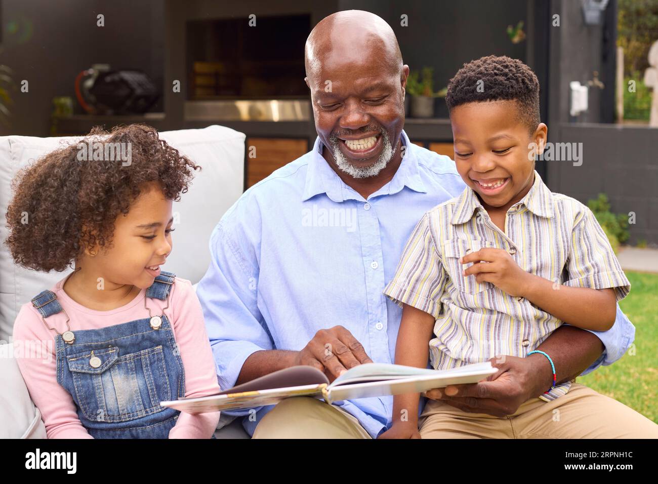 Grandfather reading hi-res stock photography and images - Alamy