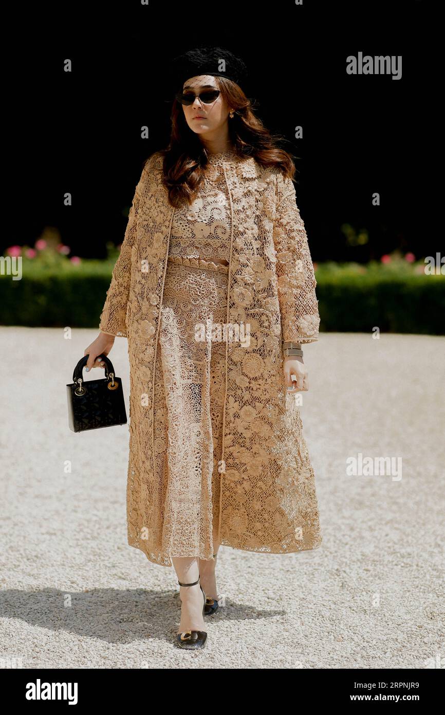 Street style, Araya Alberta Hargate arriving at Dior Fall-Winter 2023 ...