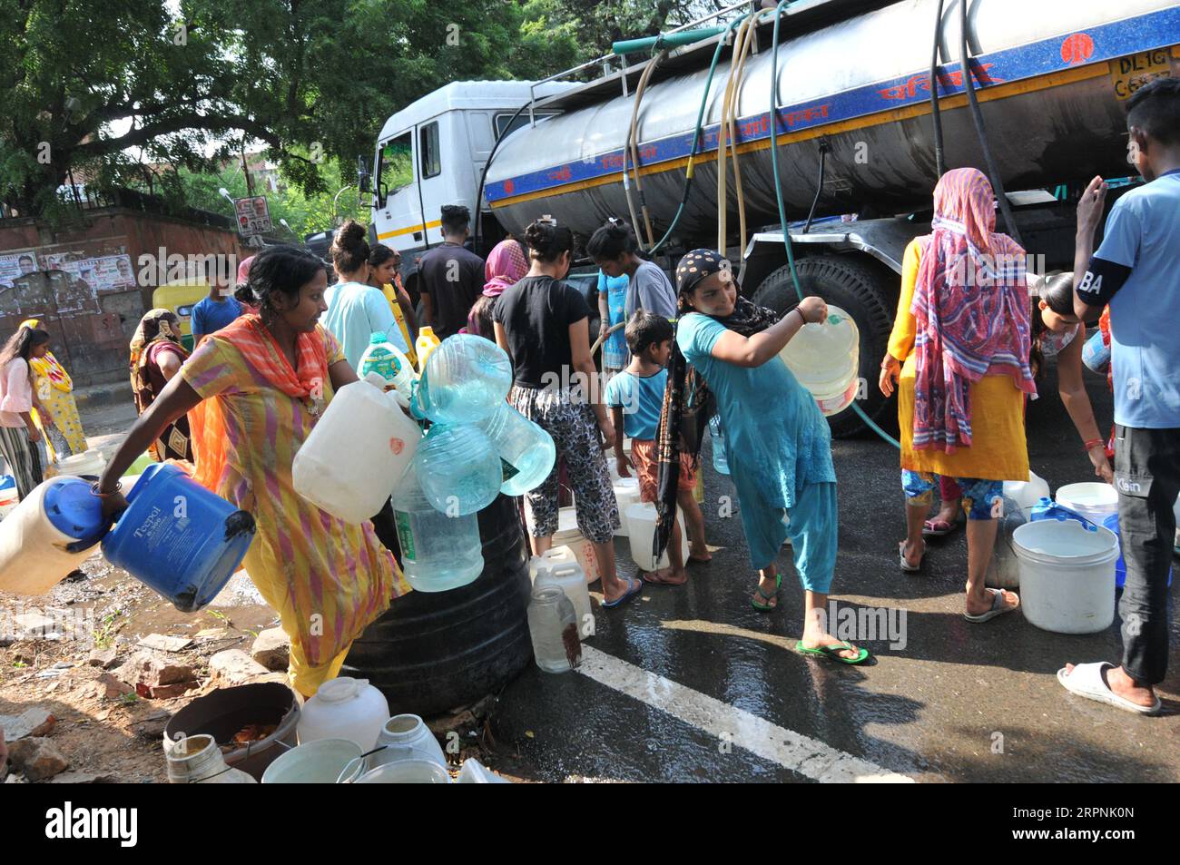 Delhi Delhi, Delhi, India. 5th Sep, 2023. women and Child in long queue for water, everyone ...