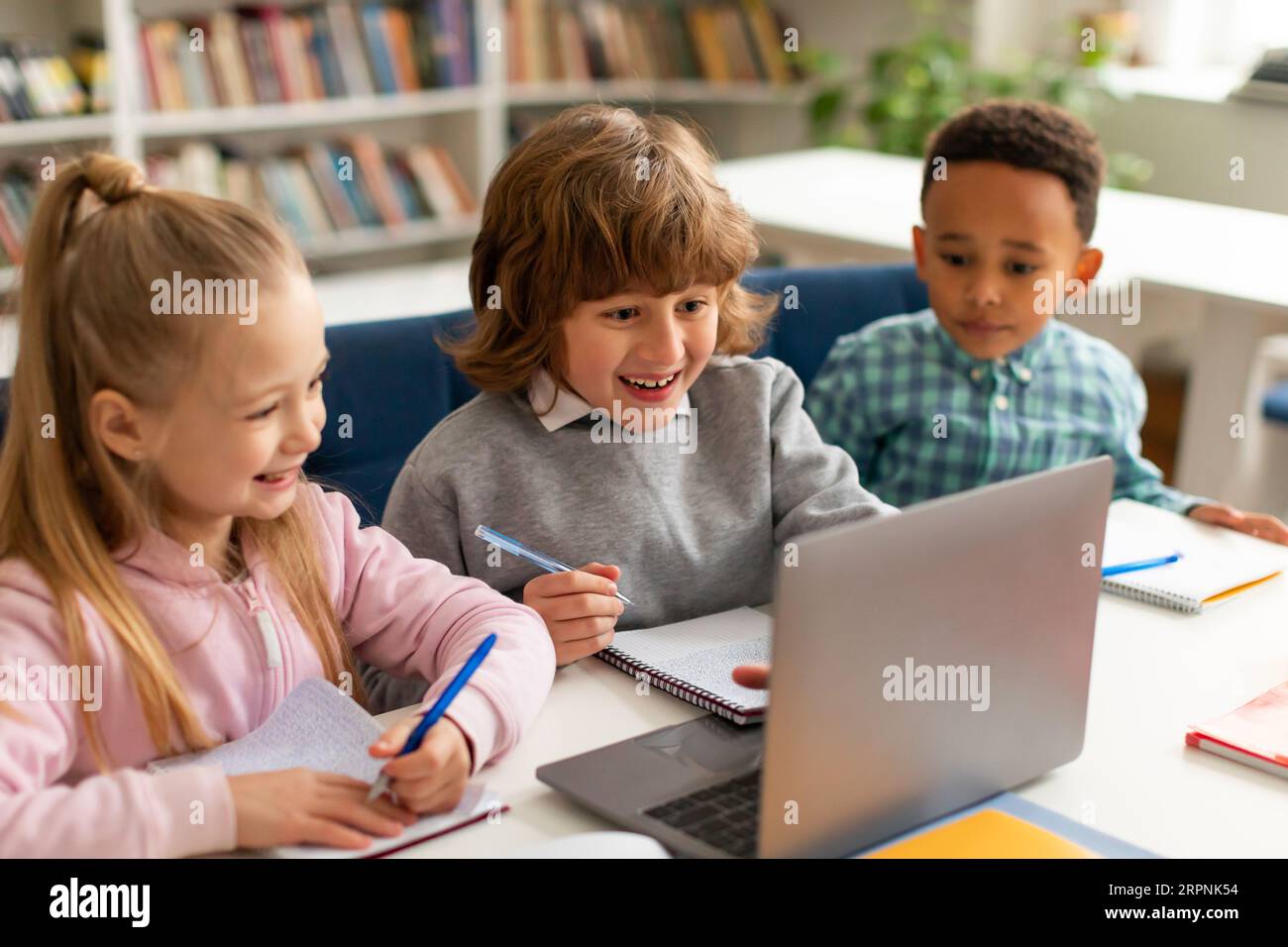 Children watching screen classroom hi-res stock photography and images ...