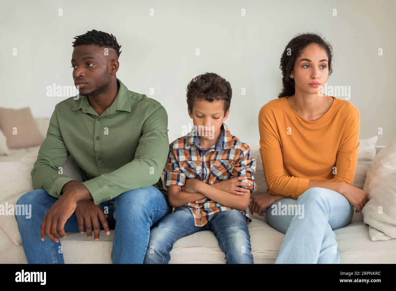Boy sitting between parents hi-res stock photography and images - Alamy