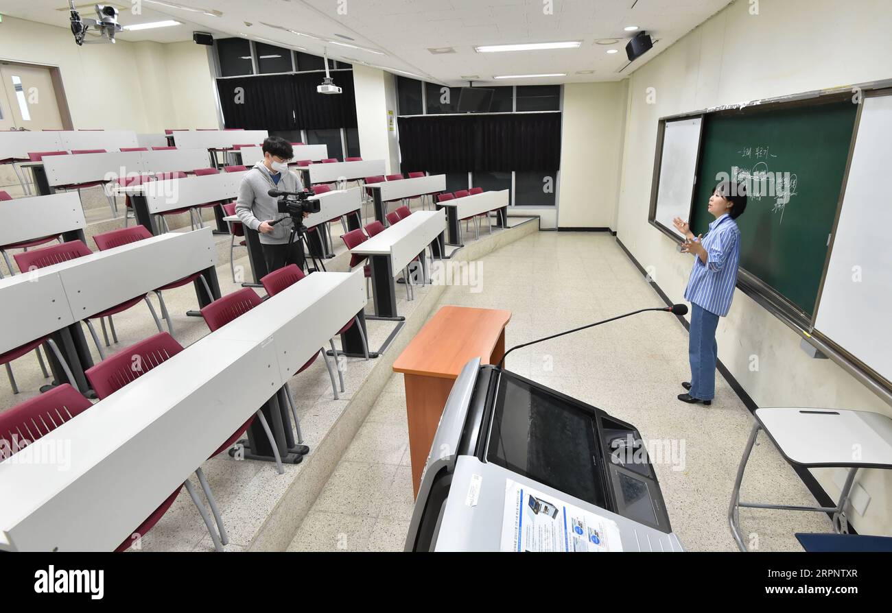 200305 -- SEOUL, March 5, 2020 -- A professor gives an online lecture ...