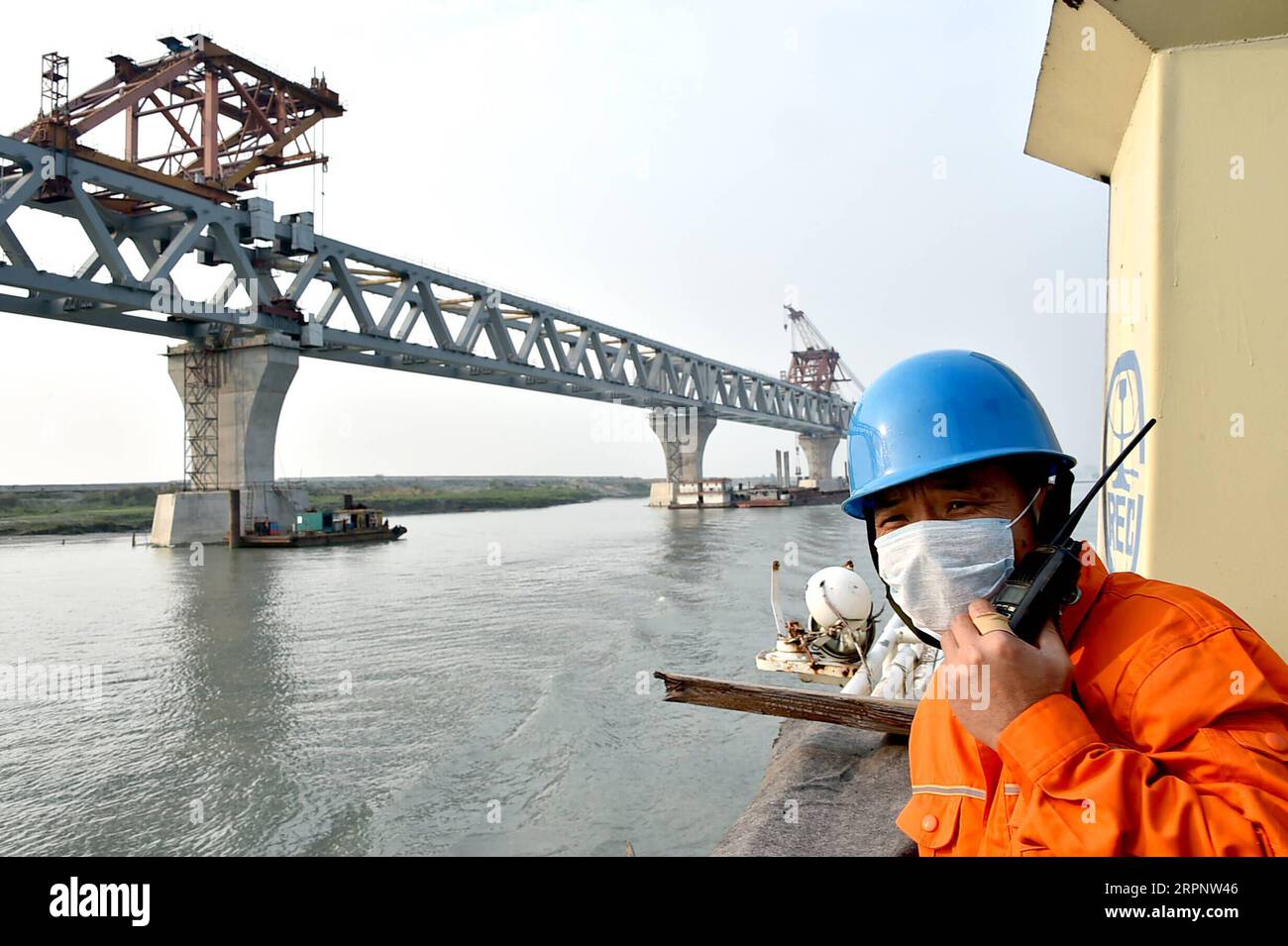 200305 -- DHAKA, March 5, 2020 -- A Chinese engineer wearing mask works at the construction site ...