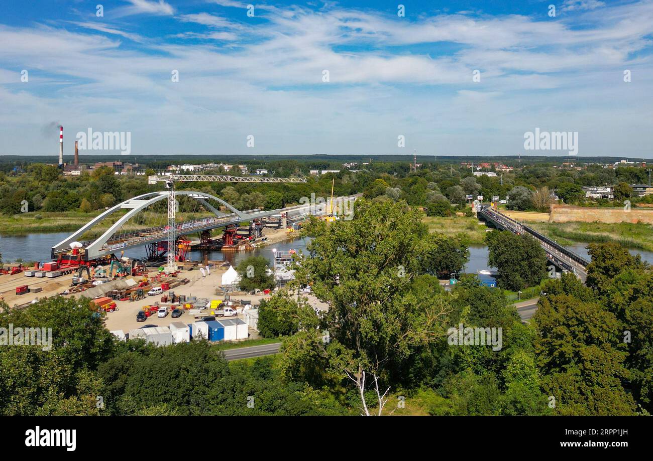 05 September 2023, Brandenburg, Küstrin-Kietz: The new railroad bridge ...