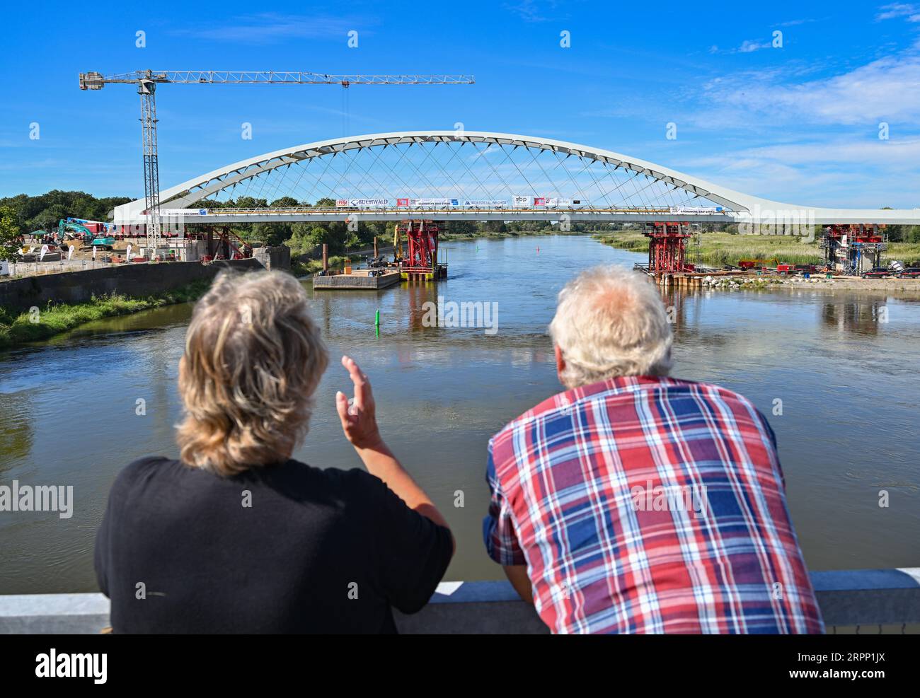 05 September 2023, Brandenburg, Küstrin-Kietz: Onlookers stand on the ...