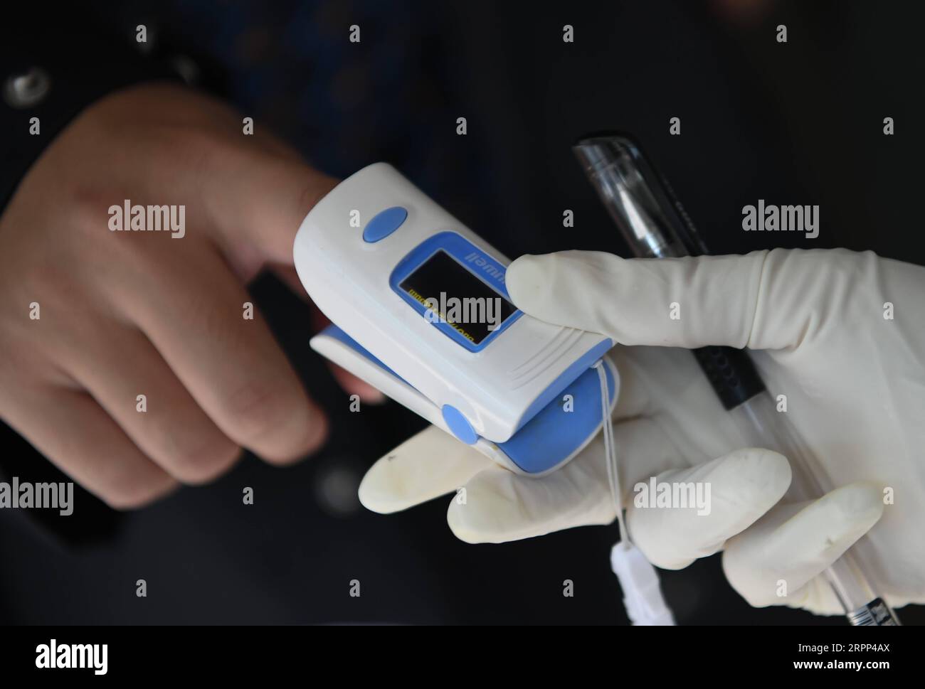 200310 -- WUHAN, March 10, 2020 -- A cured coronavirus patient receives ...