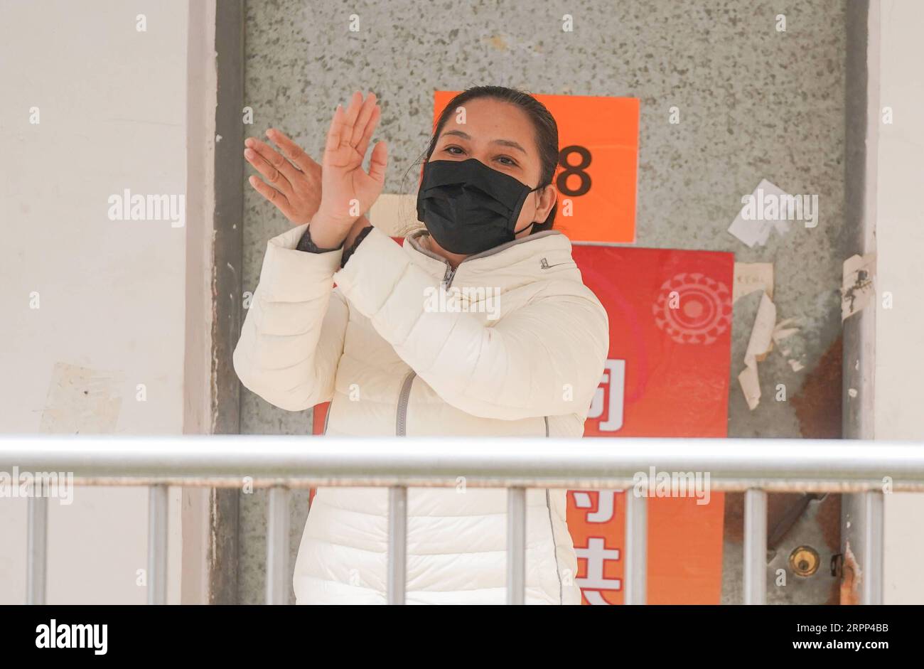 200310 -- WUHAN, March 10, 2020 -- A cured coronavirus patient ...