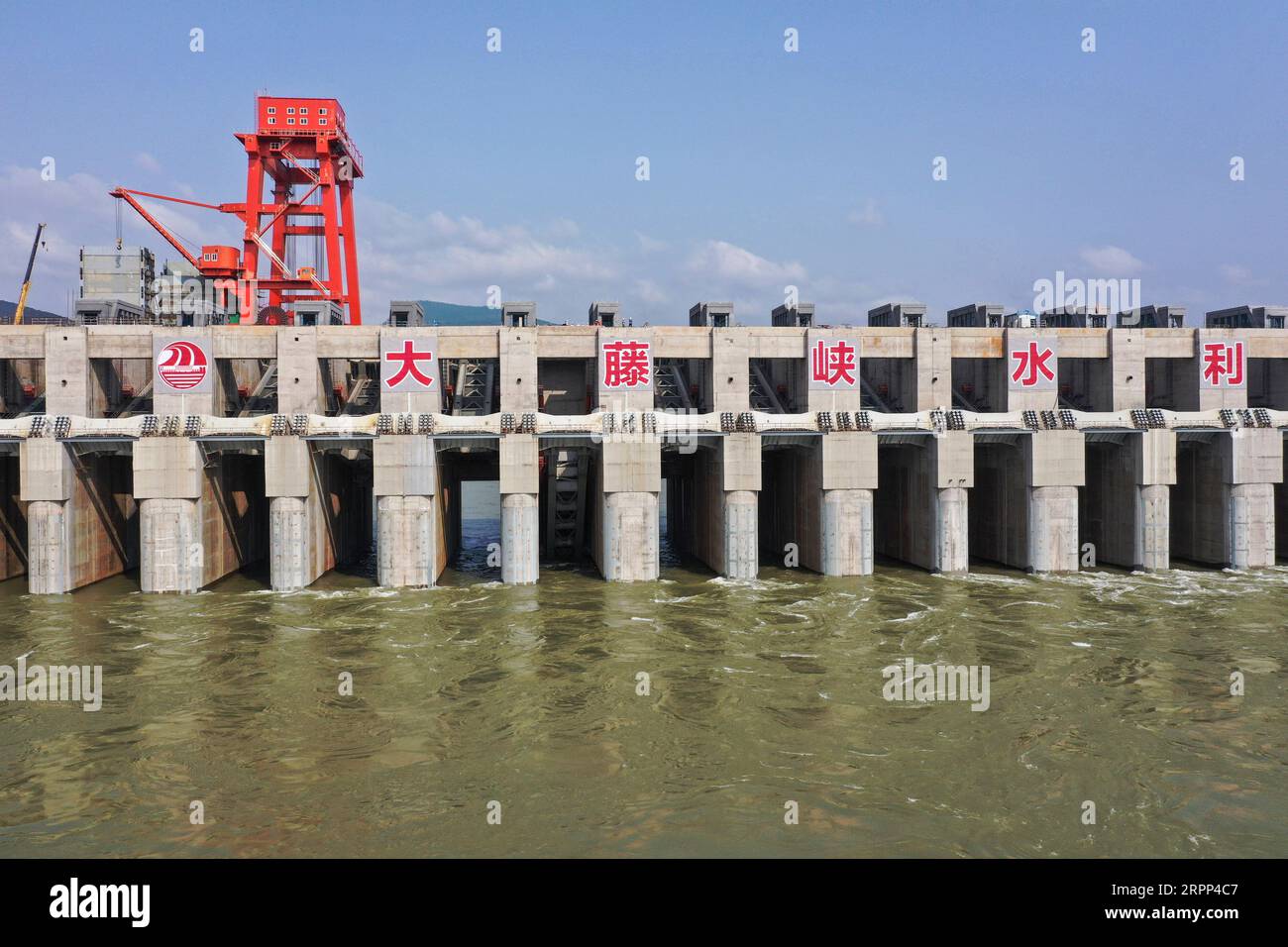Ships storing hi-res stock photography and images - Alamy