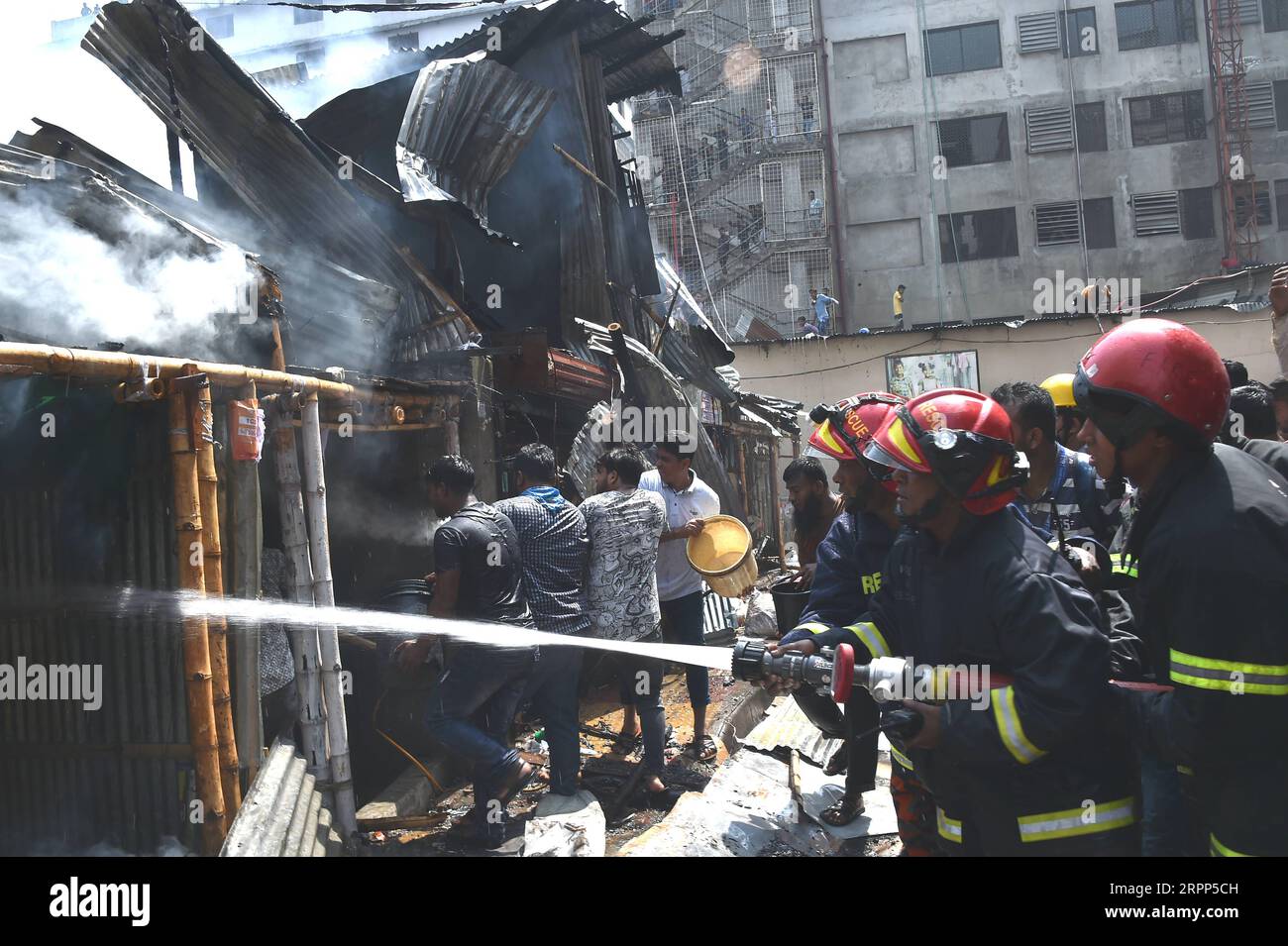 Newsbangladesh dhaka slum fire hi-res stock photography and images - Alamy