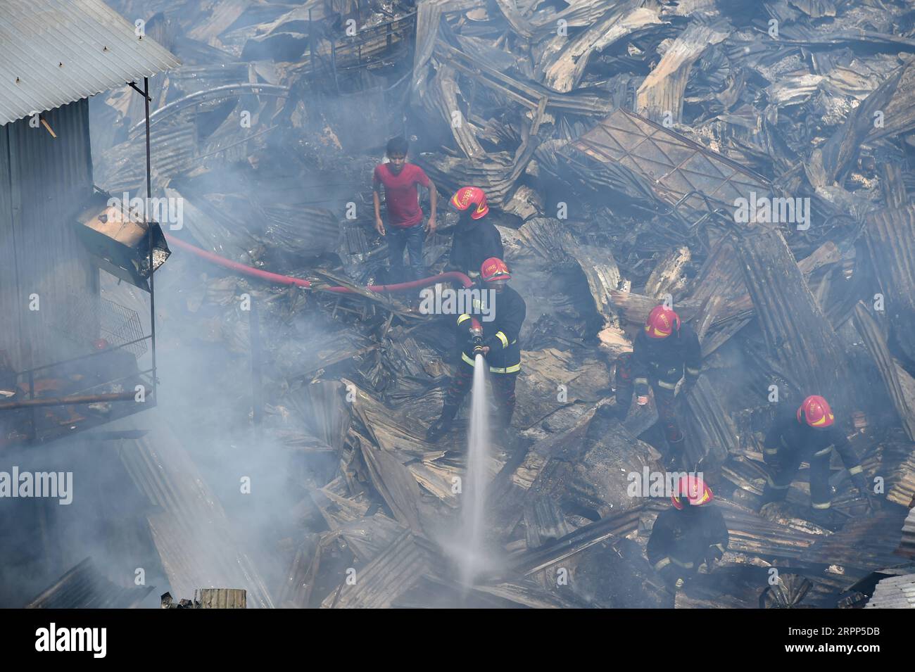 Newsbangladesh dhaka slum fire hi-res stock photography and images - Alamy
