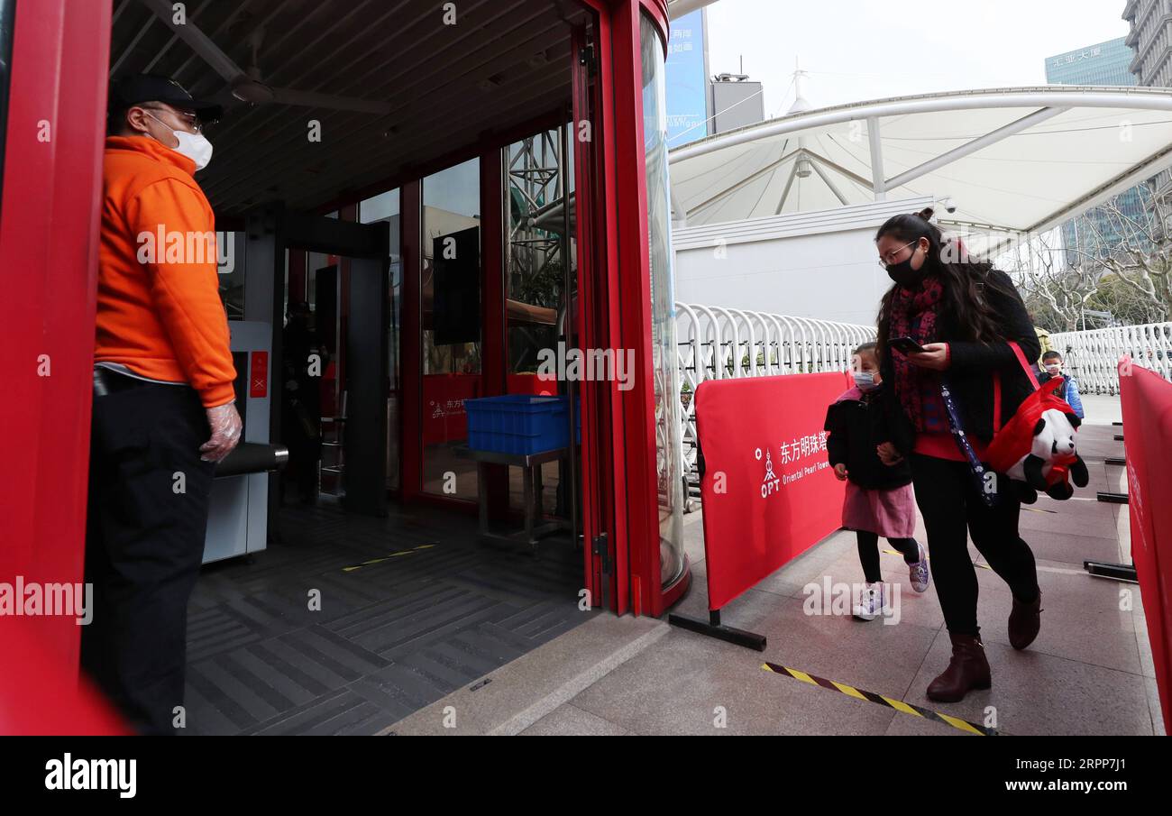 200312 -- SHANGHAI, March 12, 2020 -- Tourists prepare to enter the ...
