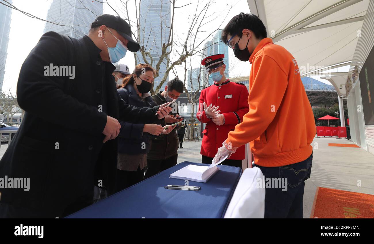 200312 -- SHANGHAI, March 12, 2020 -- Tourists scan a QR code to ...