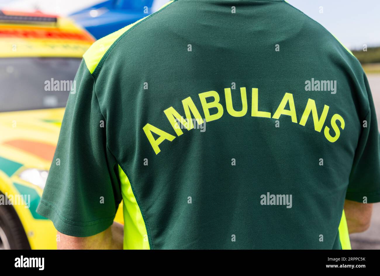 An ambulance paramedic (In swedish: ambulanssjukvårdare Stock Photo - Alamy