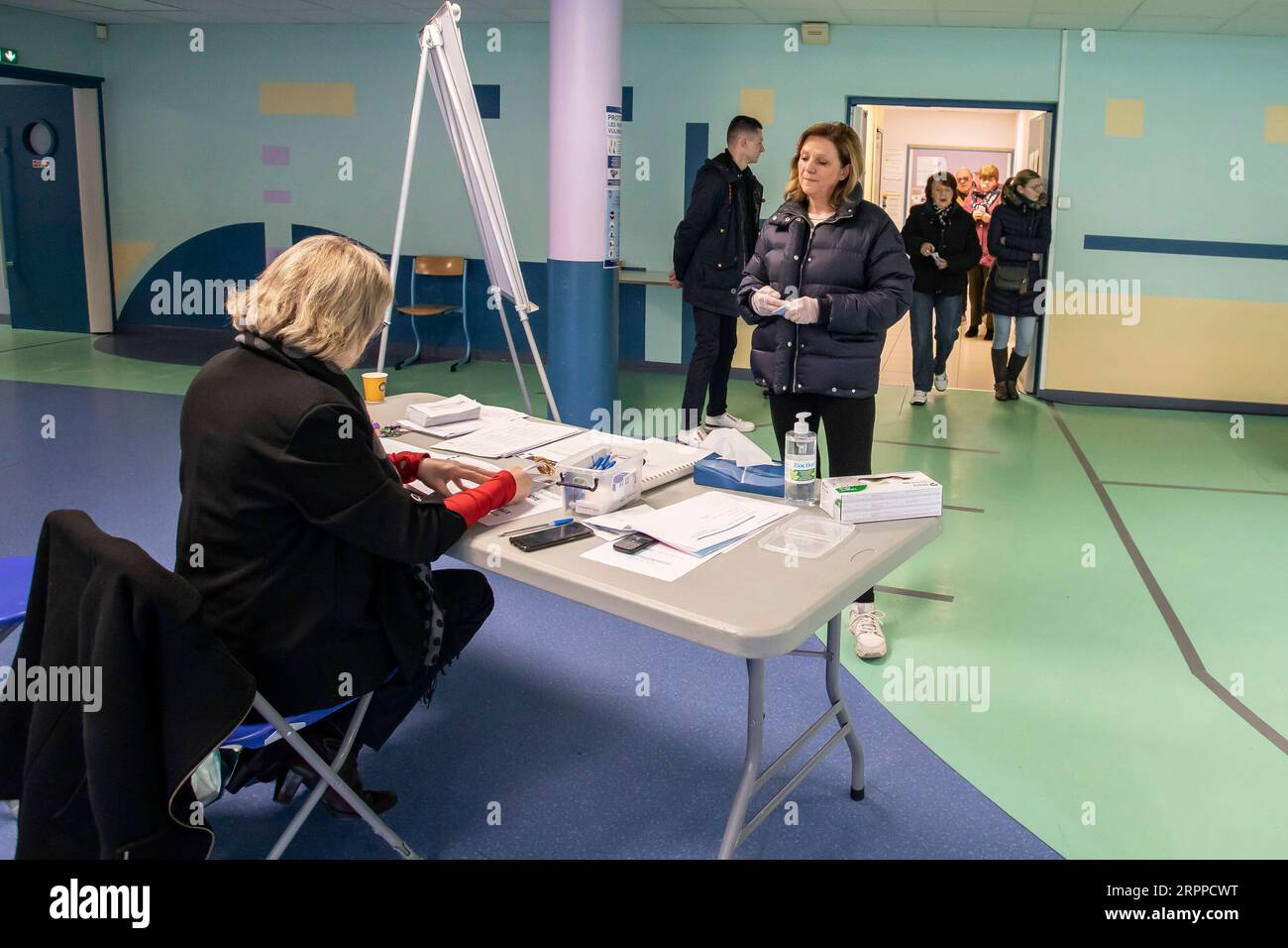 Additional tables hi-res stock photography and images - Alamy