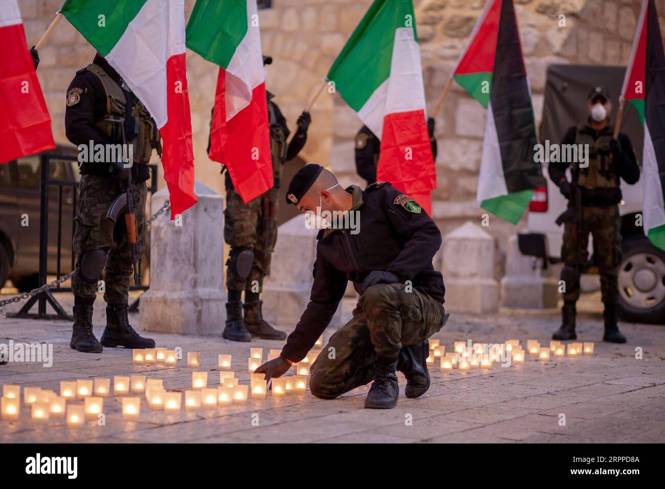 Candle in a bank hi-res stock photography and images - Alamy